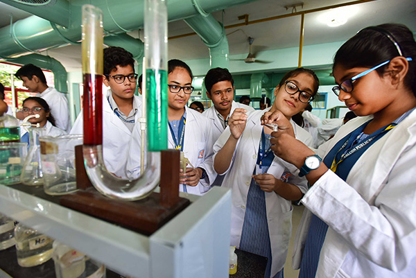 Chemistry Lab :: Ahlcon Public School